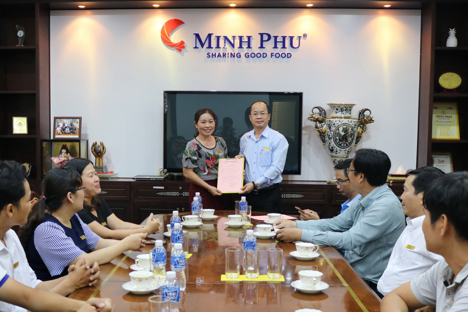 Hình Ảnh Tổng Giám Đốc MPCM Anh Lê Văn Điệp Trao Quyết Định Tái Bổ Nhiệm Các Cán Bộ Quản Lý